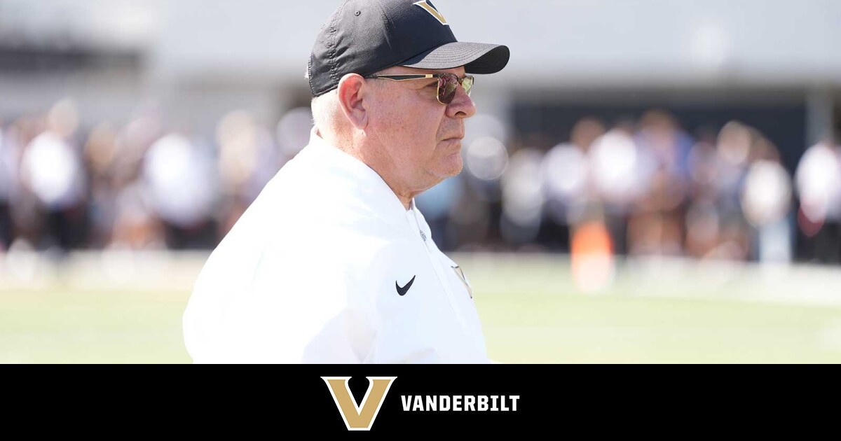 Vanderbilt Football | Beck Up for Broyles Award